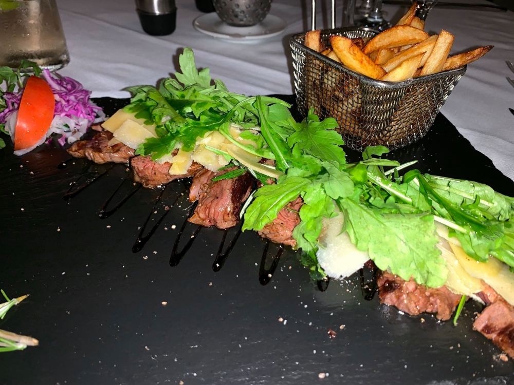 Seared and sliced beef fillet | SEYBUSINESS